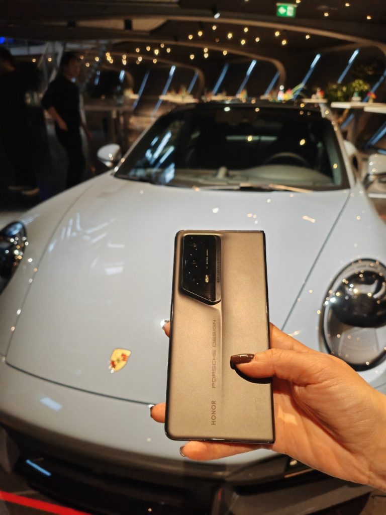 HONOR Magic V2: Premijera u Porsche Experience Centru